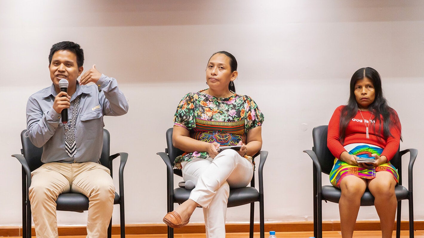 Jóvenes indígenas intercambian ideas en foro en conmemoración del Día ...